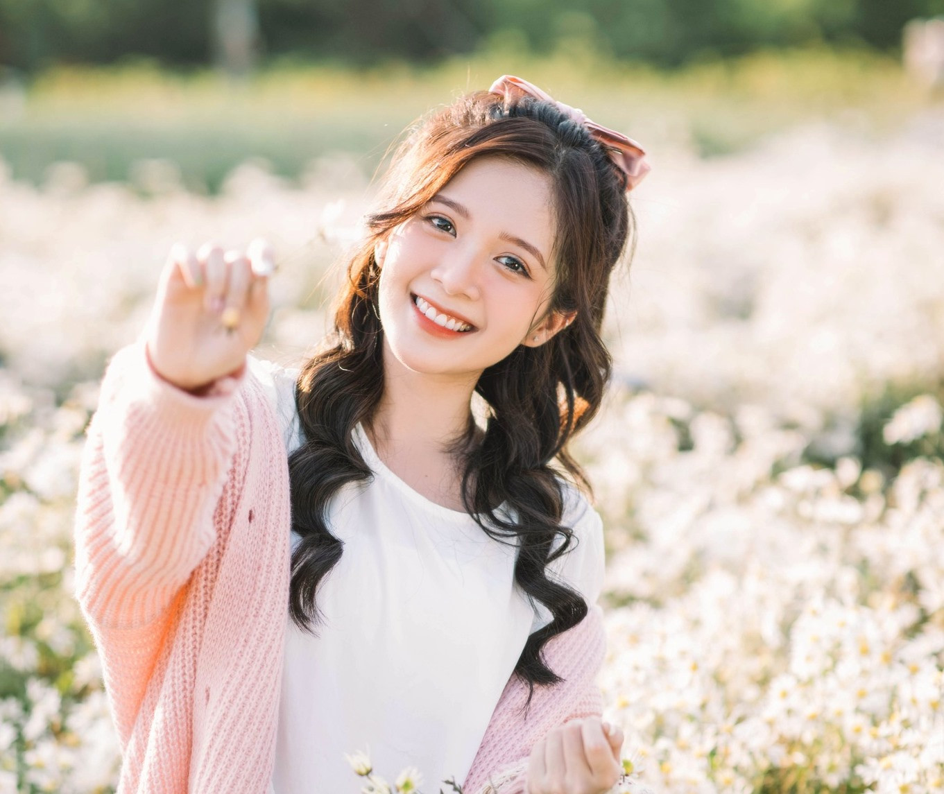 Ngọc Huyền Khoe Nhan Sắc Trong Veo Bên Cúc Hoạ Mi đầu Mùa