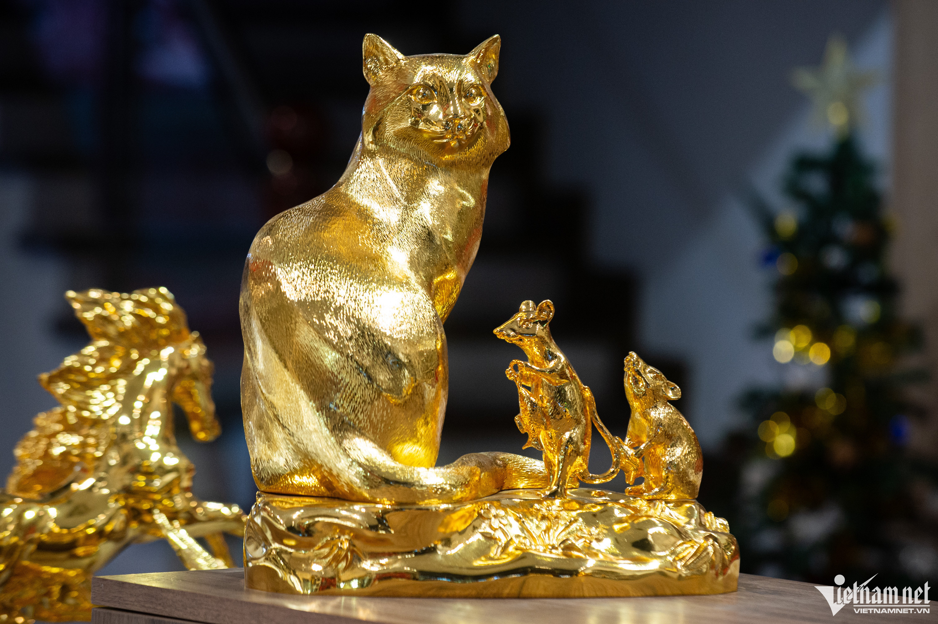 Tượng mèo dát vàng 24K giá chục triệu đồng đón Tết