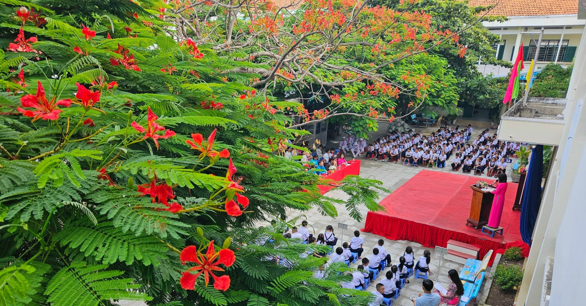 'Các em mang tiền về để dành đóng học, cha mẹ ở nhà còn vất vả'