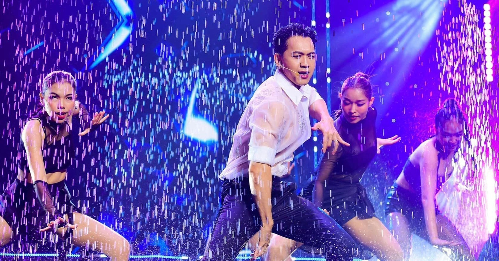 Sau màn biểu diễn dưới mưa, Chủ tịch ACB Trần Hùng Huy nhận thêm trăm tỷ