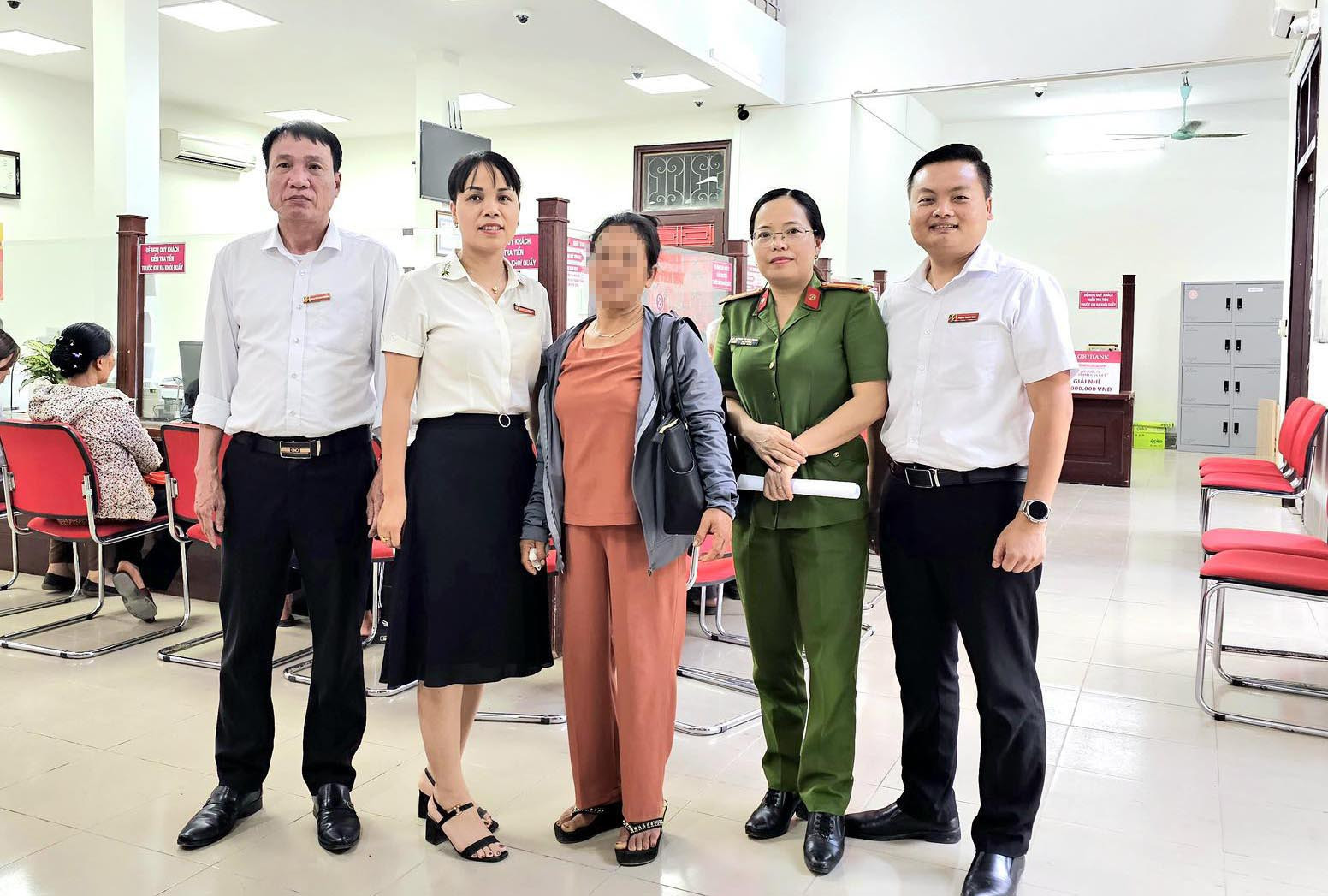 Nhân viên Agribank nhanh trí giúp khách hàng thoát vụ lừa của kẻ giả ...