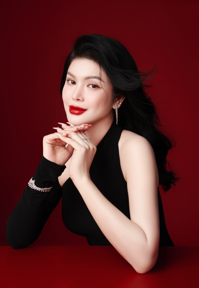 'Ngọc nữ bolero' Lily Chen ngày càng quyến rũ, lên chức ở tuổi 29