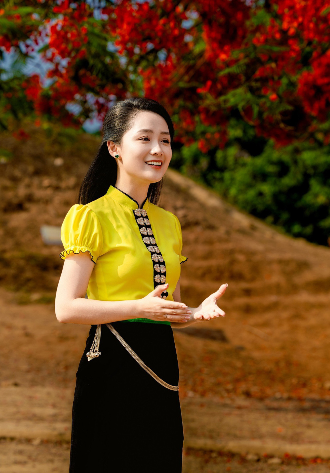 Hình ảnh xinh đẹp của BTV Thu Hà thời sự đang tác nghiệp ở Điện Biên