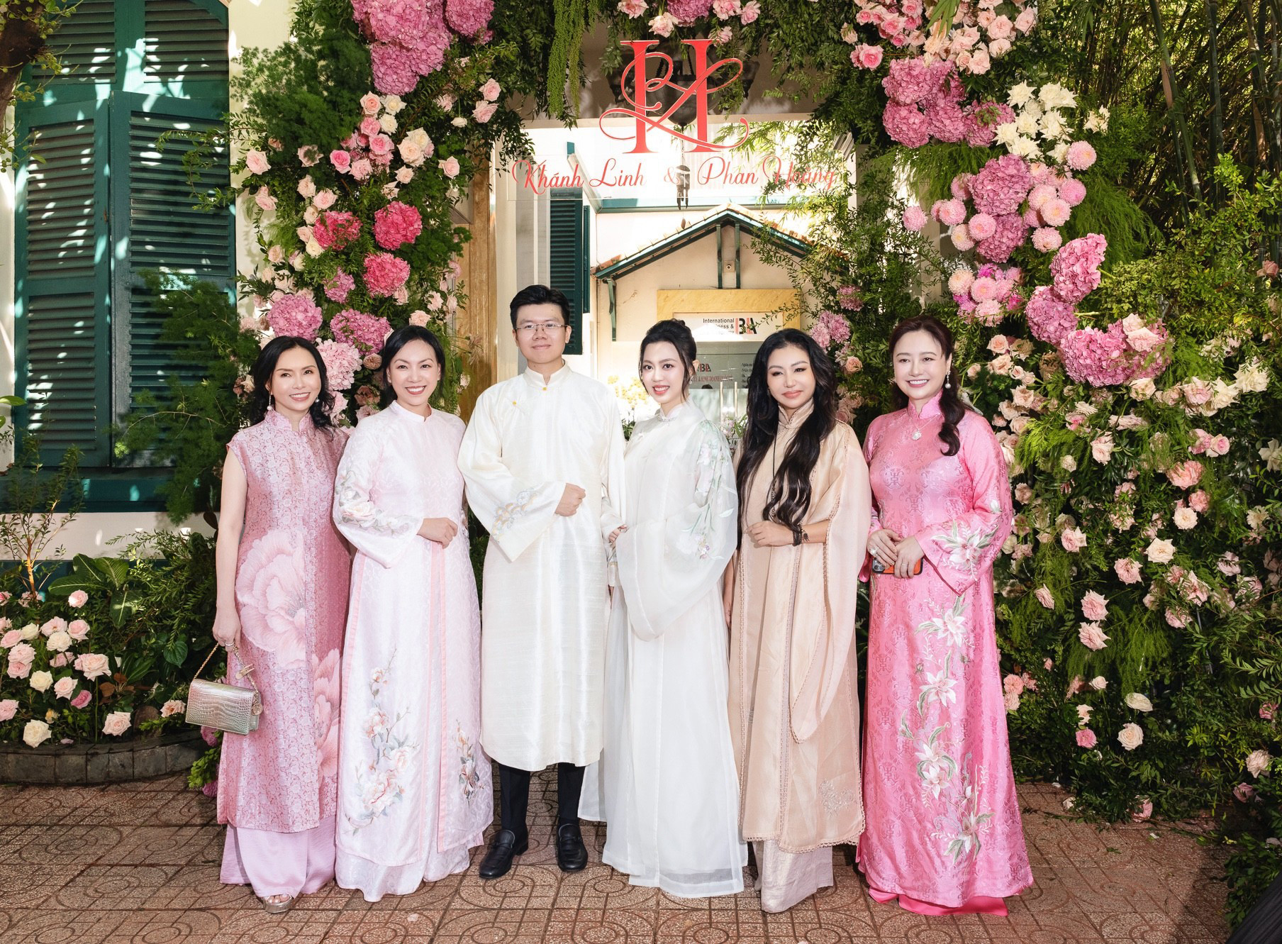 Ảnh cưới của em trai Phan Thành, 2 gia đình giàu có chung khung hình ...