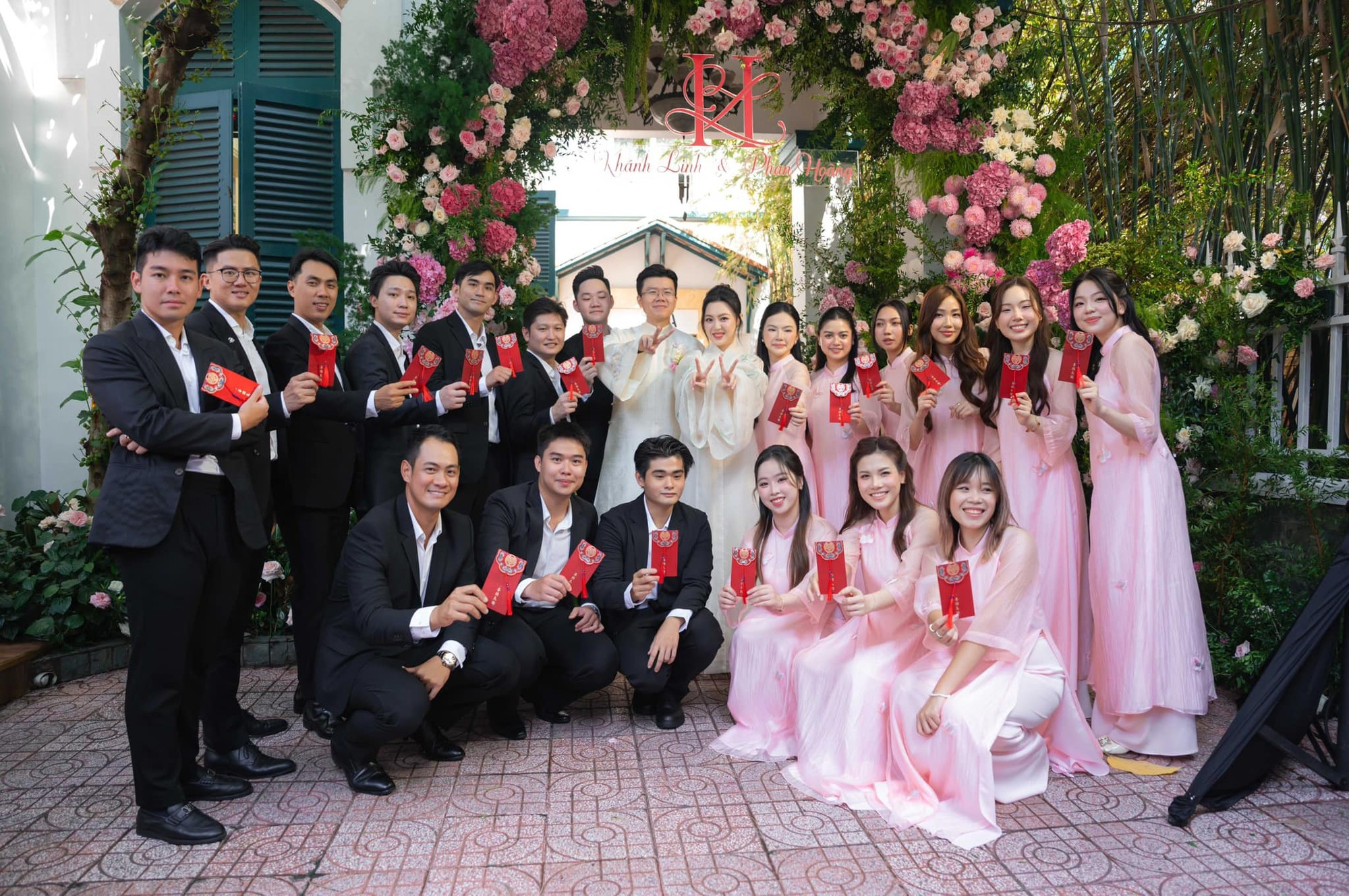 Ảnh cưới của em trai Phan Thành, 2 gia đình giàu có chung khung hình gây sốt