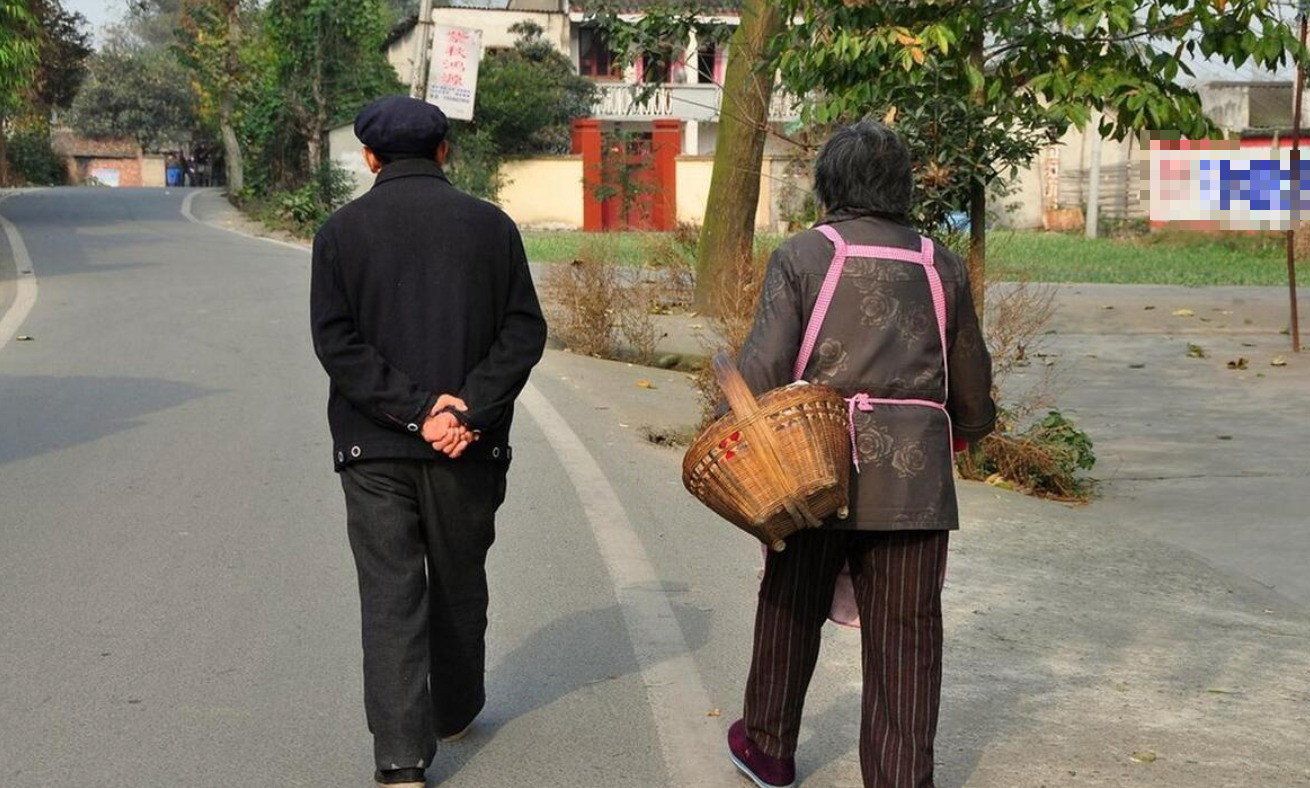 Cha mẹ khuất núi, anh chị em mới lộ mặt thật: Kẻ tranh tiền, người chối ...