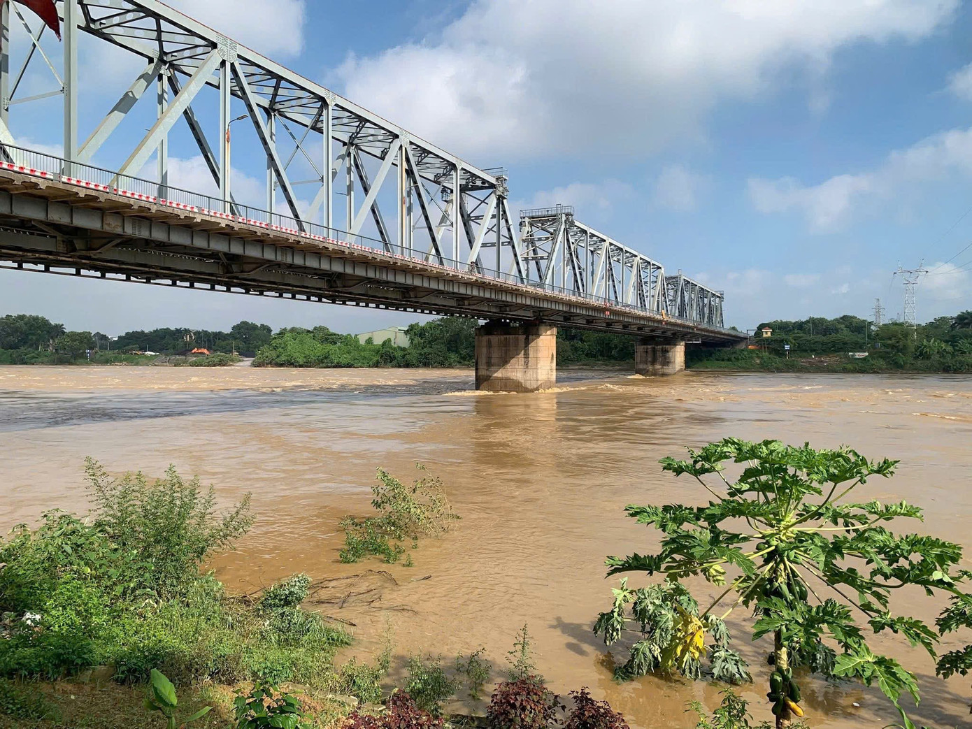 Lật tàu gần cầu Việt Trì, nghi 2 vợ chồng mất tích trong đêm