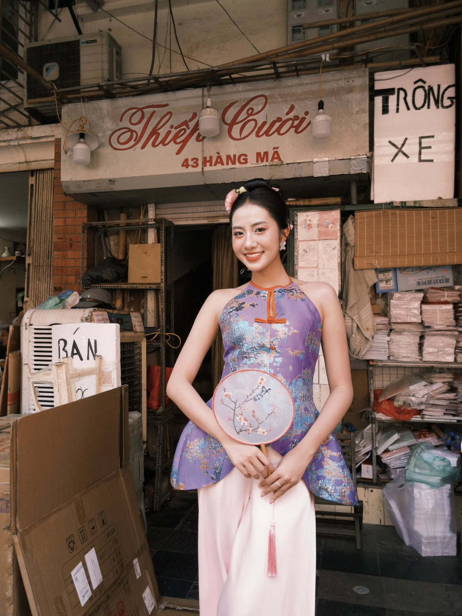 Hà Trúc Linh gây chú ý với áo yếm lụa đào trên phố Hàng Mã đón Tết ...