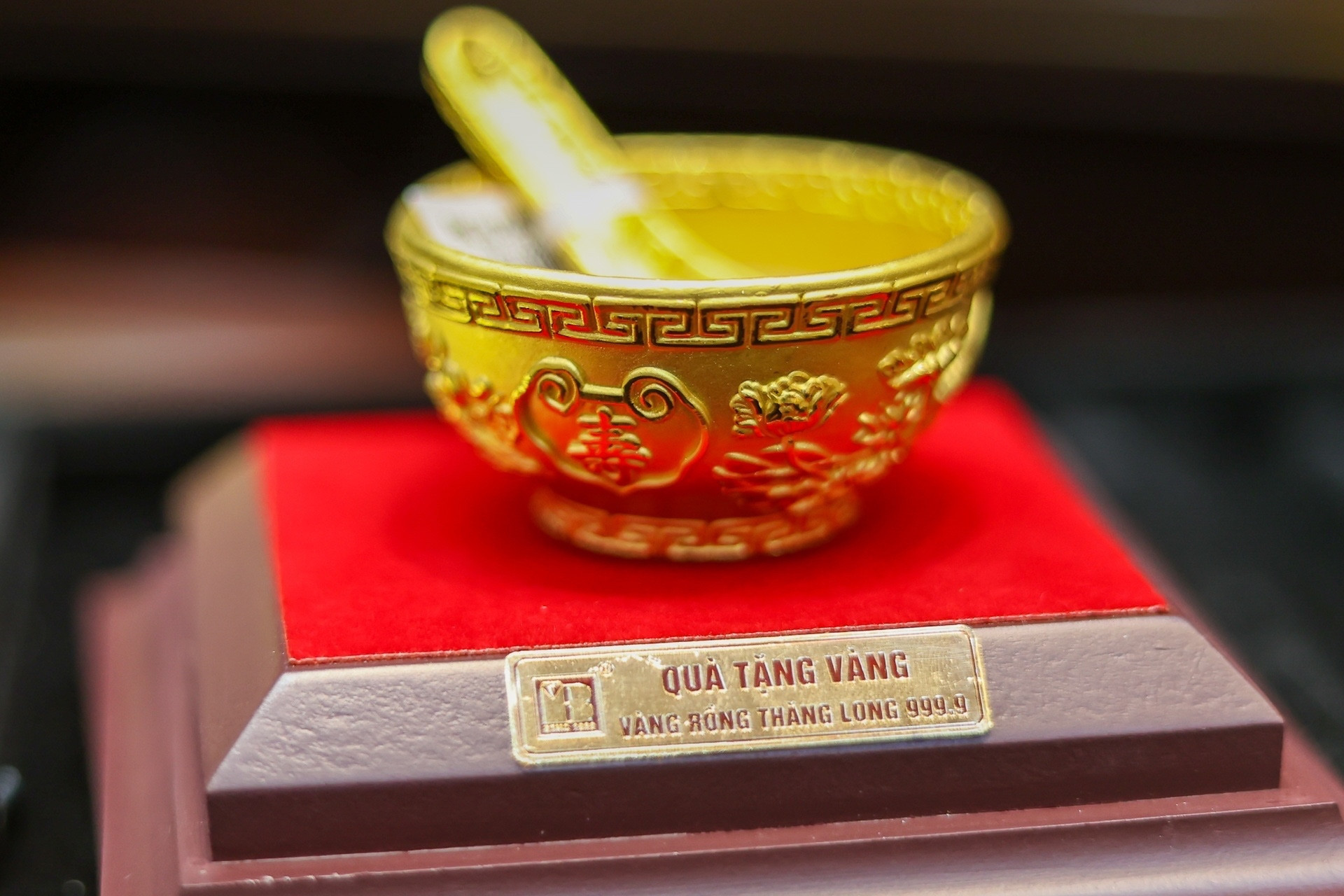 Giá vàng hôm nay 17/11/2025: Đầu phiên SJC niêm yết 151 triệu đồng/lượng