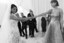 Taylor Swift nắm tay Selena Gomez đầy xúc động tại đám cưới