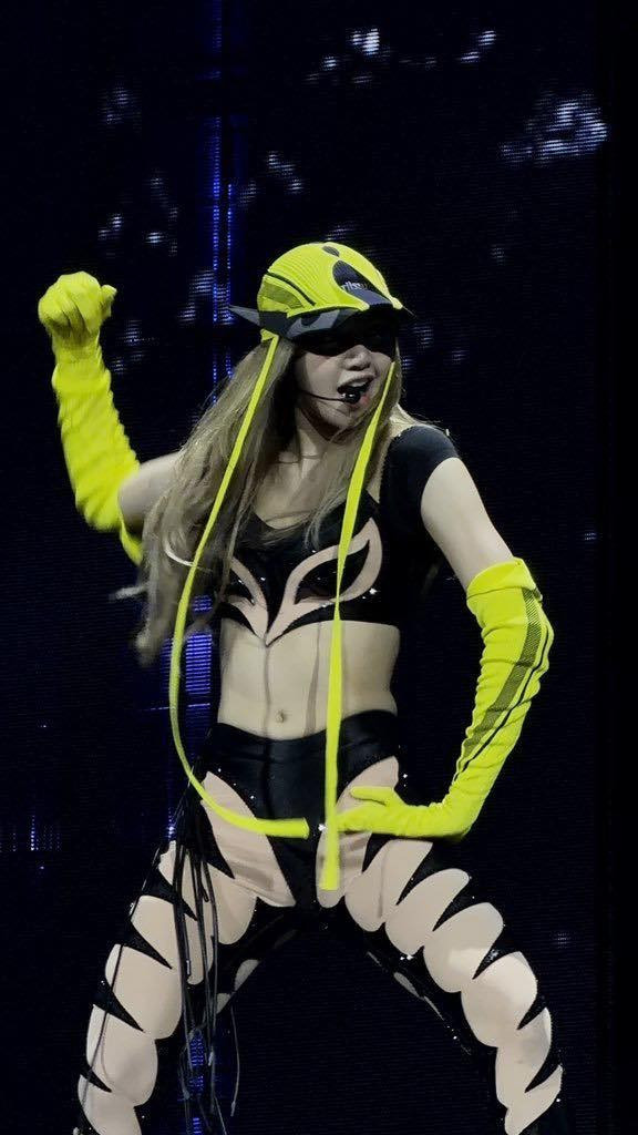 Bộ đồ bó sát của Lisa (BlackPink) bị chê phản cảm