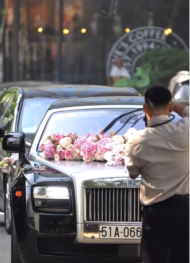 Cận dàn xe sang và sính lễ hoành tráng chồng Tây mang đi hỏi cưới Tiên ...