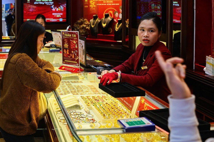 Giá vàng tăng cao chưa từng có, trót bán nhà “đu đỉnh” giờ nhận “trái đắng”