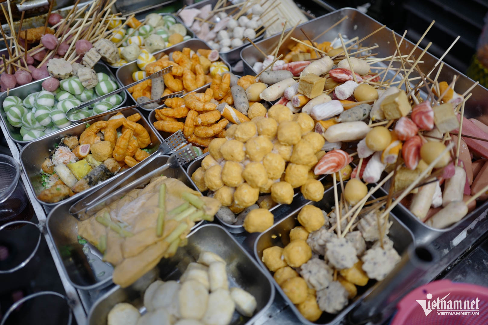 'Xiên bẩn' nở rộ ở Hà Nội, khách vây kín từ hàng rong tới quán buffet