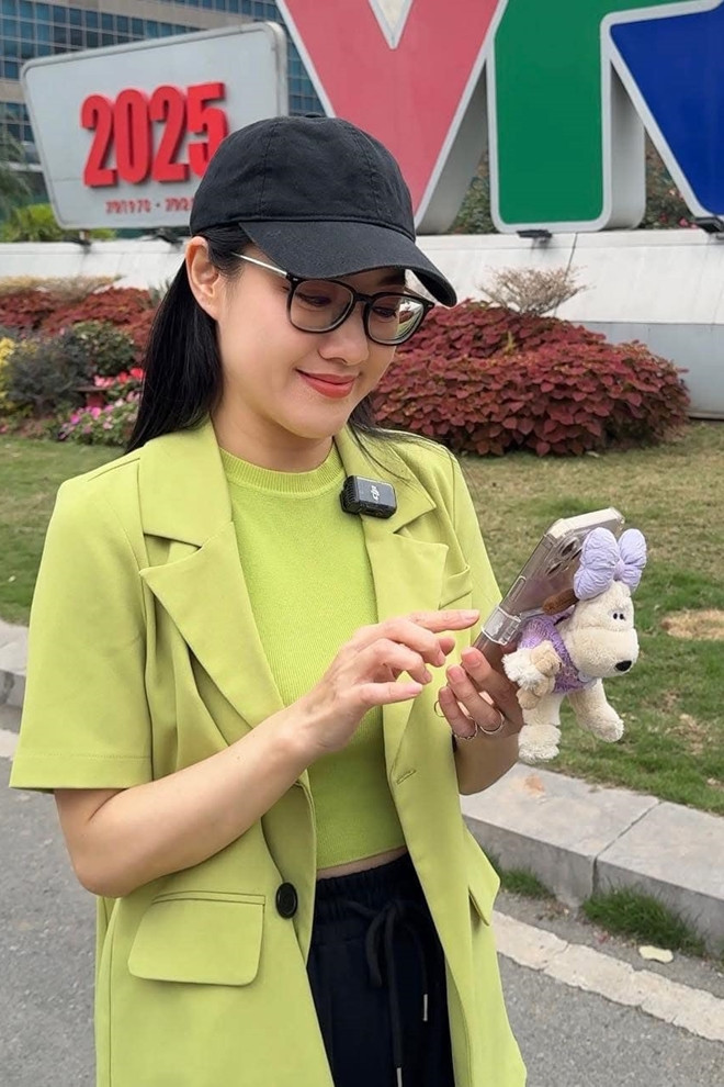 Không nhận ra vẻ ngoài trẻ trung, cá tính của MC Hoài Anh VTV