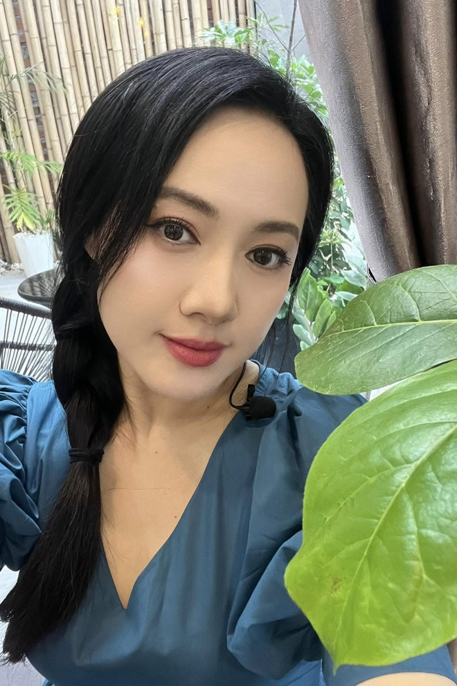 Không nhận ra vẻ ngoài trẻ trung, cá tính của MC Hoài Anh VTV