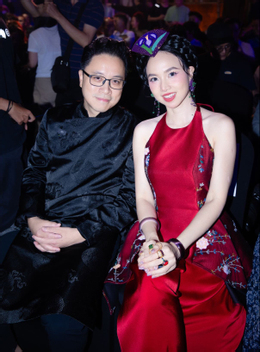 9 năm sau ngày cưới, Victor Vũ-Đinh Ngọc Diệp vẫn nắm chặt tay nhau đi khám bệnh