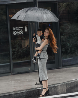 Con trai 2 tuổi của Minh Hằng bụ bẫm, diện đồ ra dáng 'thiếu gia nhí'