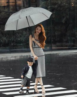 Con trai 2 tuổi của Minh Hằng bụ bẫm, diện đồ ra dáng 'thiếu gia nhí'