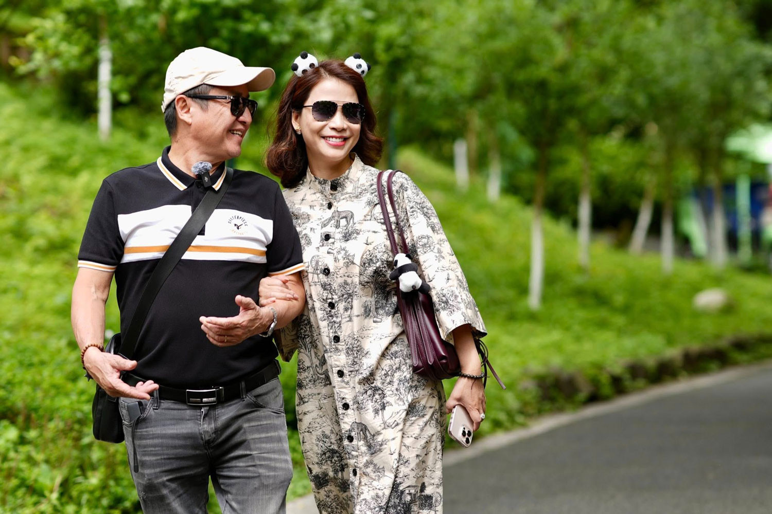 Cuộc sống tuổi xế chiều như 'đôi chim câu' của Chí Trung và bạn gái kém 18 tuổi