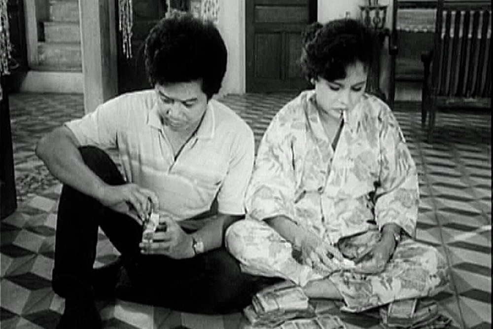 Khán giả khóc òa và bỏ chạy khi gặp NSND Hoàng Cúc 'Tướng về hưu' ngoài đời