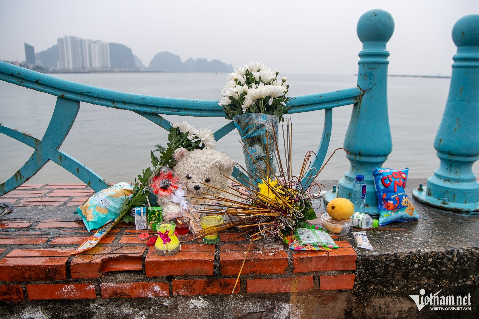 Những nén hương bên bờ bến Hải Đăng cầu nguyện cho nạn nhân tàu Vịnh Xanh 58
