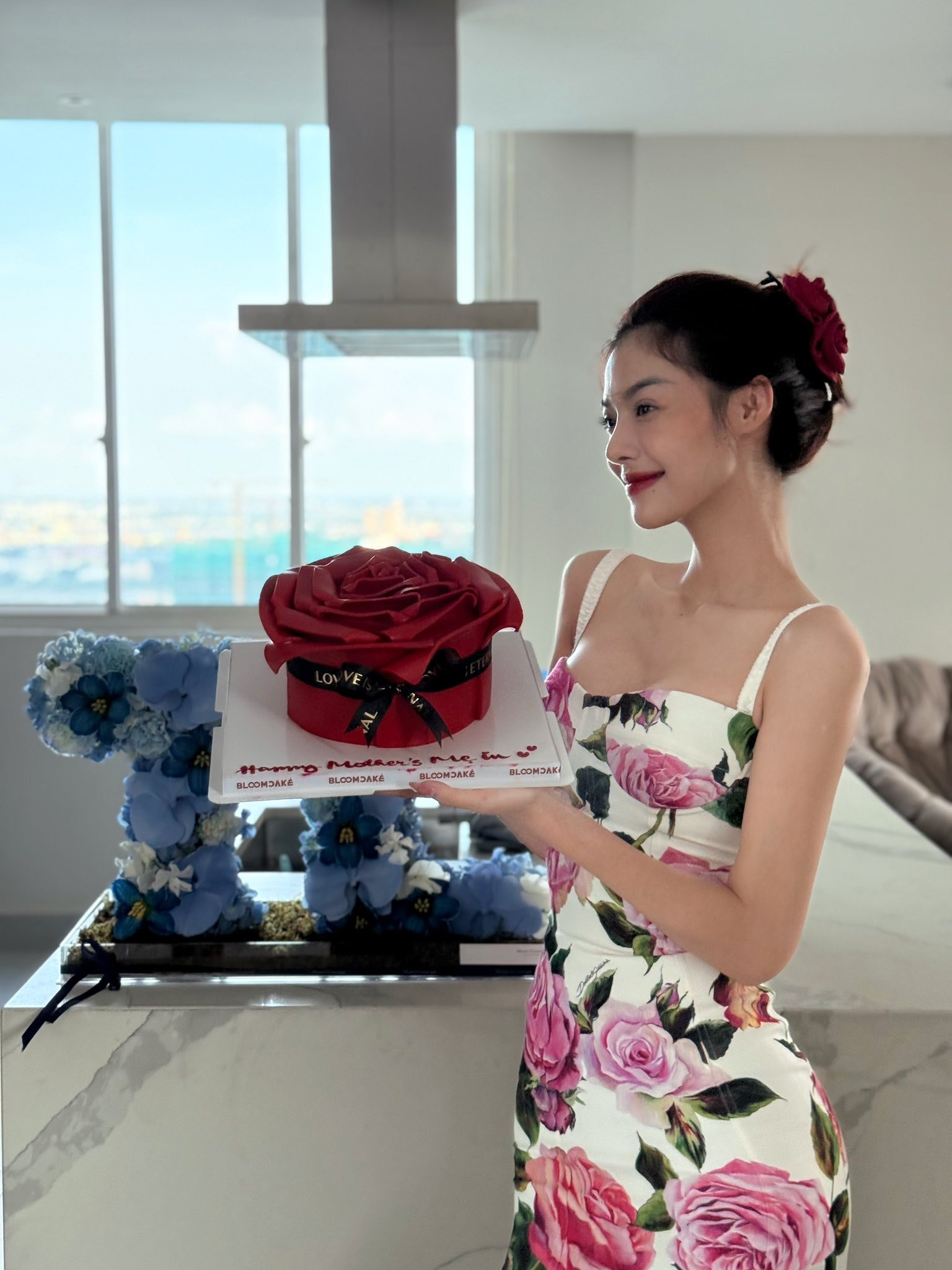 1 á hậu Vbiz được hưởng đặc quyền khi mua đồ hiệu như 'bà hoàng'