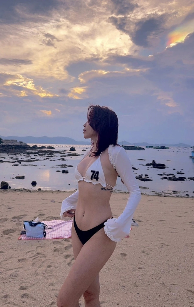 Thanh Hằng, Khả Ngân, Tóc Tiên khoe bộ hình bikini gợi cảm