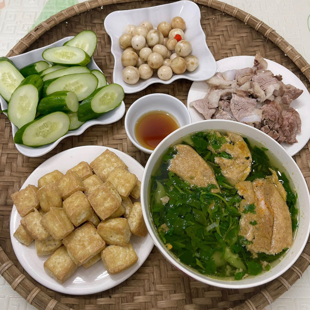 Thương vợ thiệt thòi, chồng hết lòng bù đắp bằng những mâm cơm đầm ấm