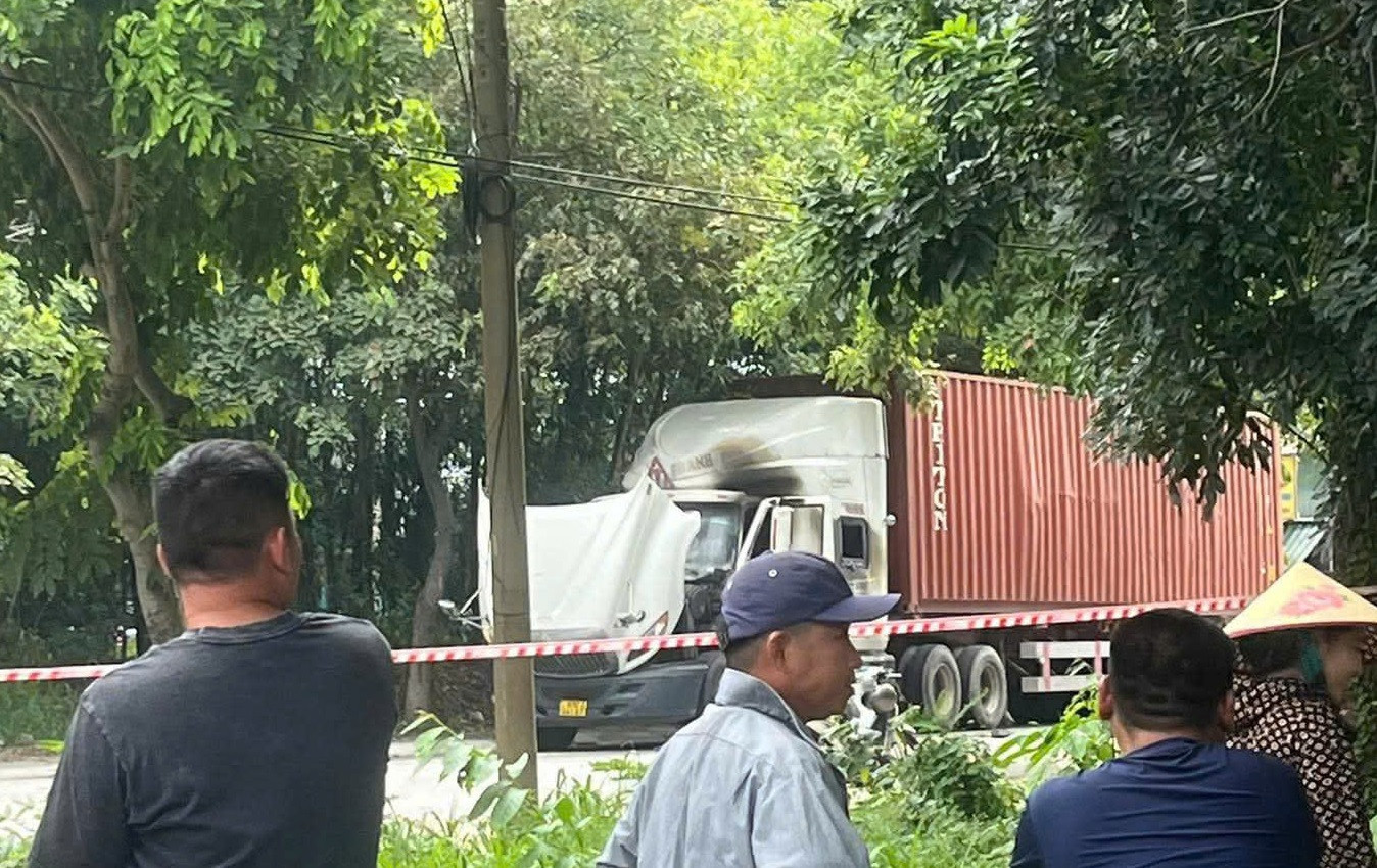 Người đàn ông đâm đôi nam nữ rồi lên xe ô tô châm lửa phóng hỏa