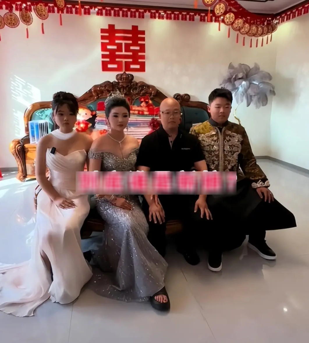 Mẹ chồng ăn mặc lộng lẫy làm cô dâu bị 'lu mờ' trong đám cưới gây tranh cãi