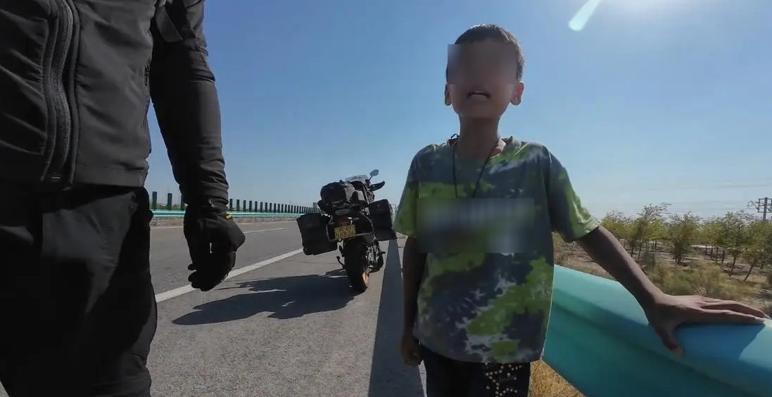 Bố bỏ con giữa quốc lộ nắng gắt, nói câu lạnh lùng gây phẫn nộ mạng xã hội