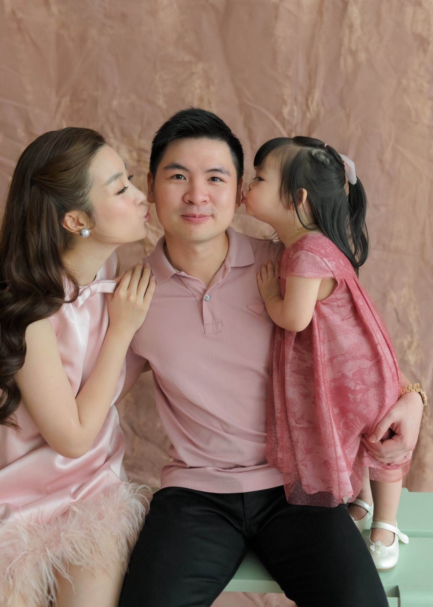 Tan chảy nhìn khoảnh khắc con gái Đỗ Mỹ Linh làm nũng, ôm chặt bố chủ tịch