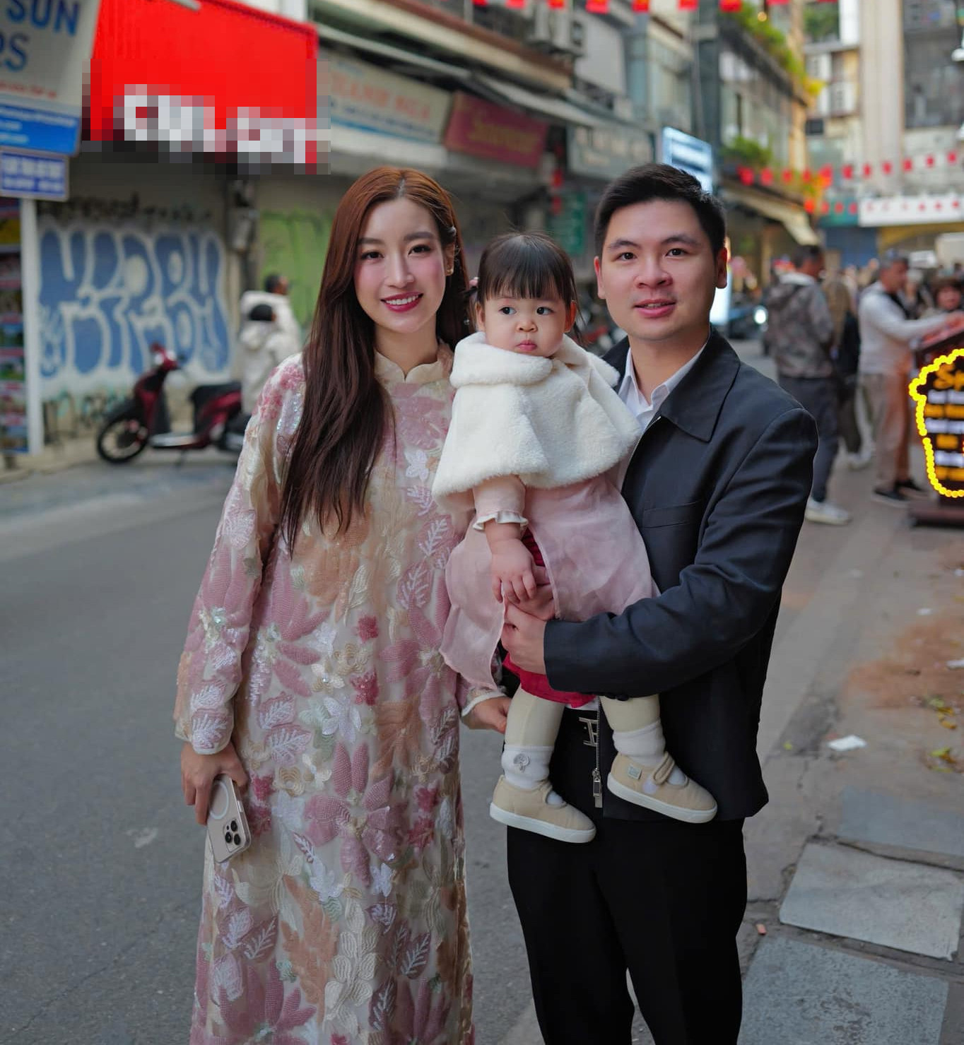 Tan chảy nhìn khoảnh khắc con gái Đỗ Mỹ Linh làm nũng, ôm chặt bố chủ tịch