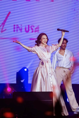 'Họa mi tóc nâu' lần hiếm hoi khoe tấm lưng ngọc ngà khiến công chúng 'bấn loạn'