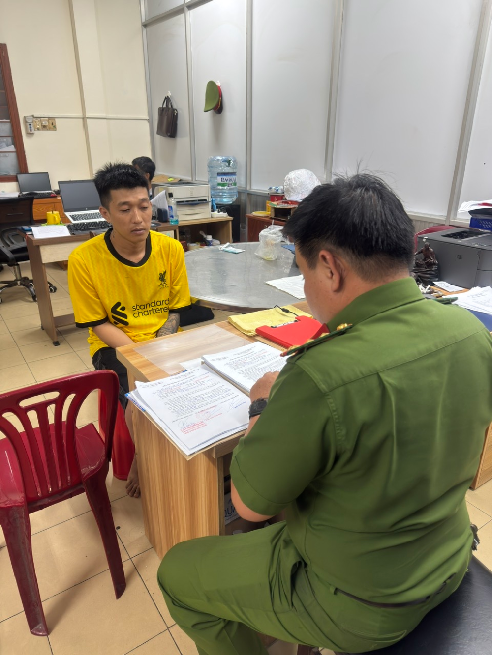 Kẻ trộm lén lút bỏ dép đi chân đất, lẻn vào từng phòng trong bệnh viện