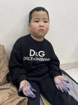 Lo con đi thi hay nhầm, mẹ viết 'phao' lên tay con khiến dân mạng thích thú